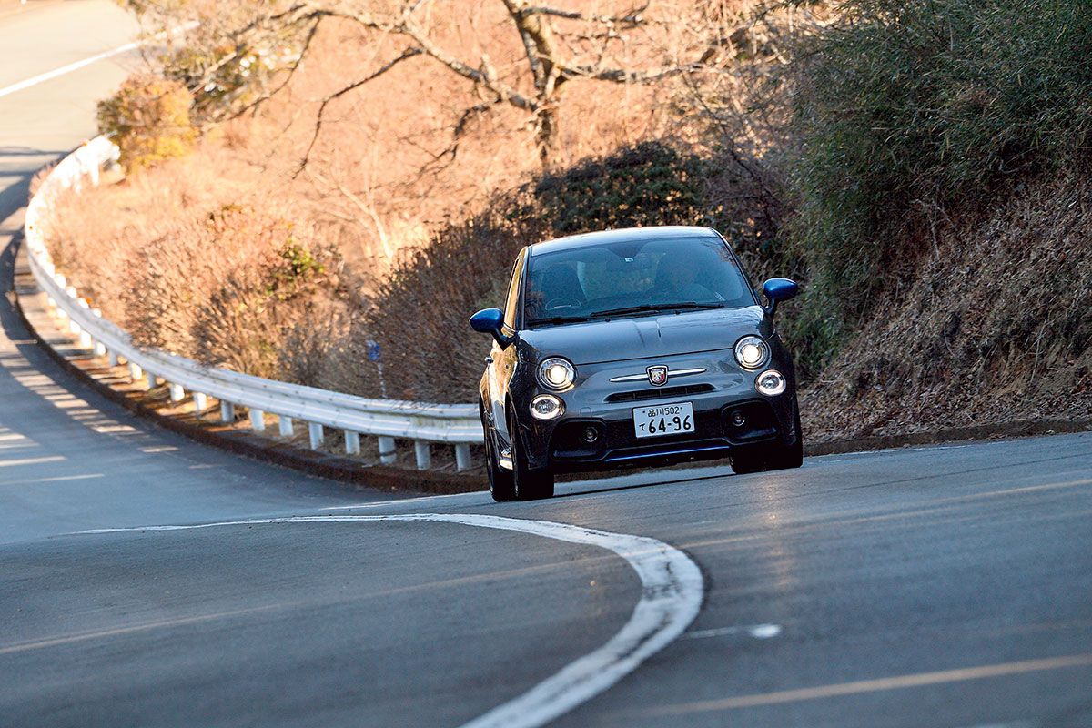 これが「アバルトF595」を試乗したジャーナリストたちの生の声だ！！ 「こんなに濃いラテン体験が新車で叶えられるのは奇跡だ！」 フォーミュラ4のエンジンと5MTとドリルド・ディスクに感涙 ...