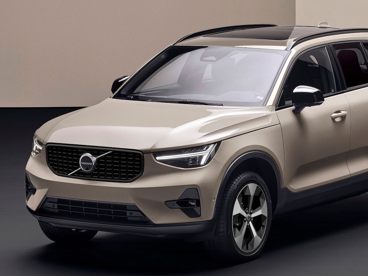 スウェーデンの砂丘をイメージ【100台のみ】スタイリッシュな都市型SUVのボルボXC40の「ダーク・エディション・サンド・デューン」 | ENGINE (エンジン) |クルマ、時計 ...